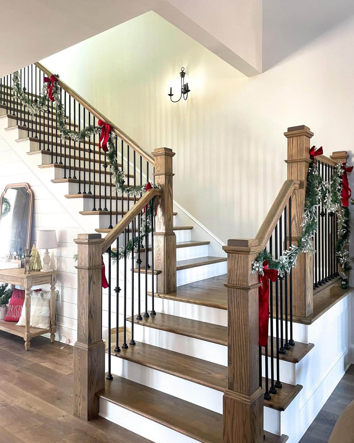 19 Stunning Christmas Staircase Decoration Ideas to Elevate Your ...