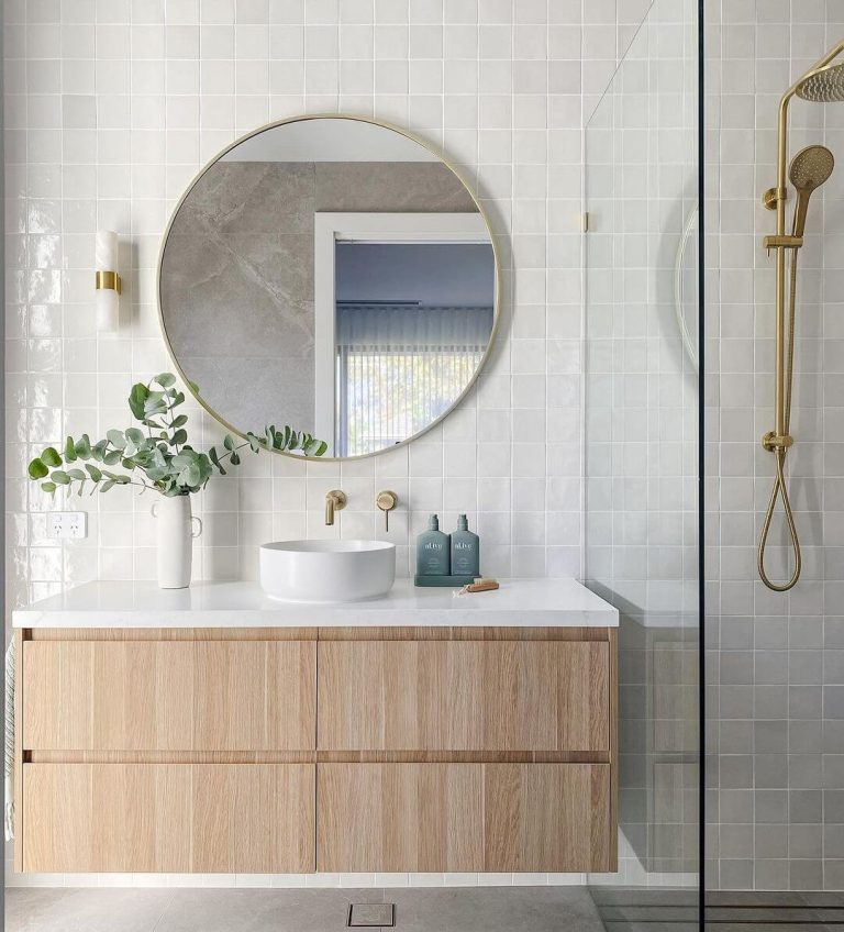21+ Modern Guest Bathroom Ideas with Tubs and Dark Cabinets - Evinco Design