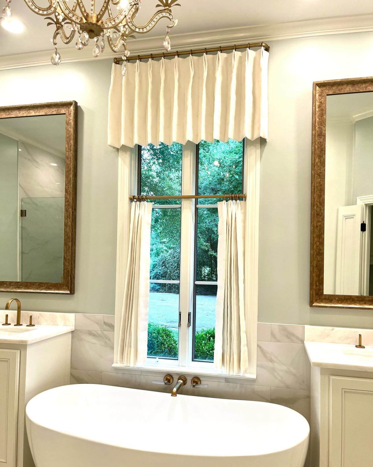 21+ Affordable Bathroom Window Privacy Ideas You'll Love - Evinco Design