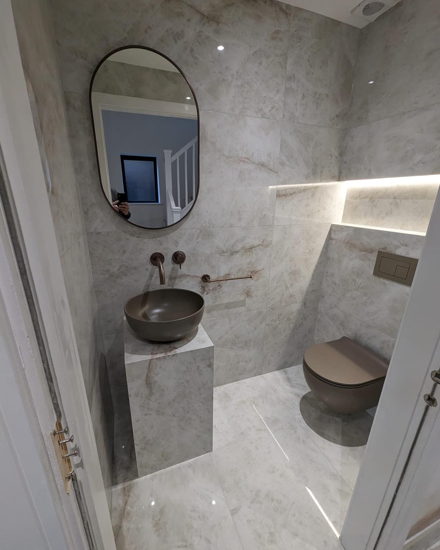 21+ Small Grey Bathroom Ideas to Maximize Space and Style - Evinco Design