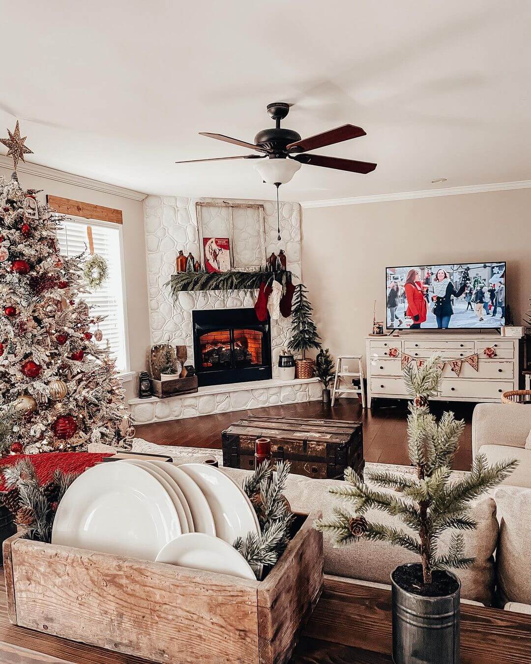 23 Cozy Christmas Living Room Decor Ideas for a Festive Home - Evinco ...