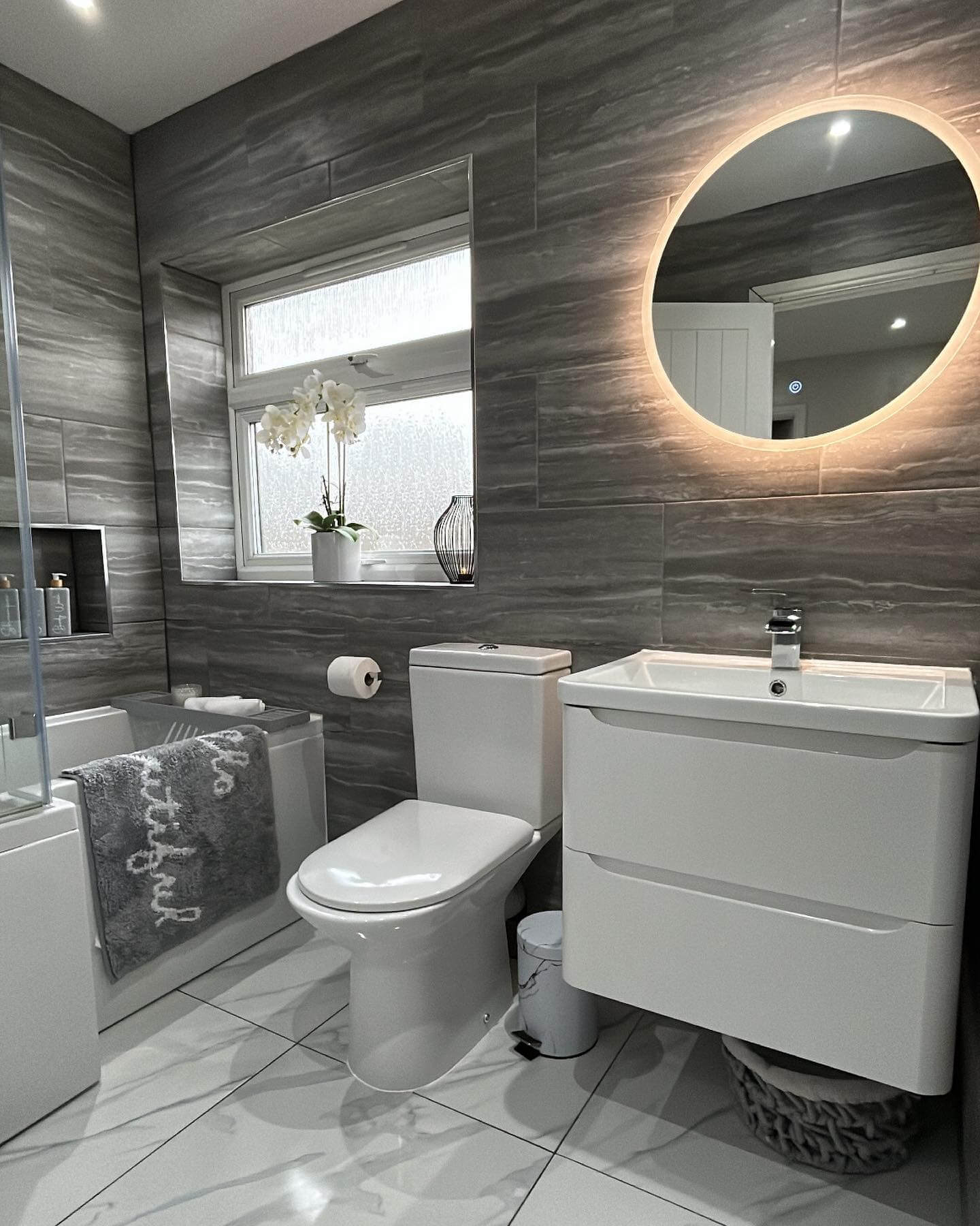 21+ Small Grey Bathroom Ideas to Maximize Space and Style - Evinco Design