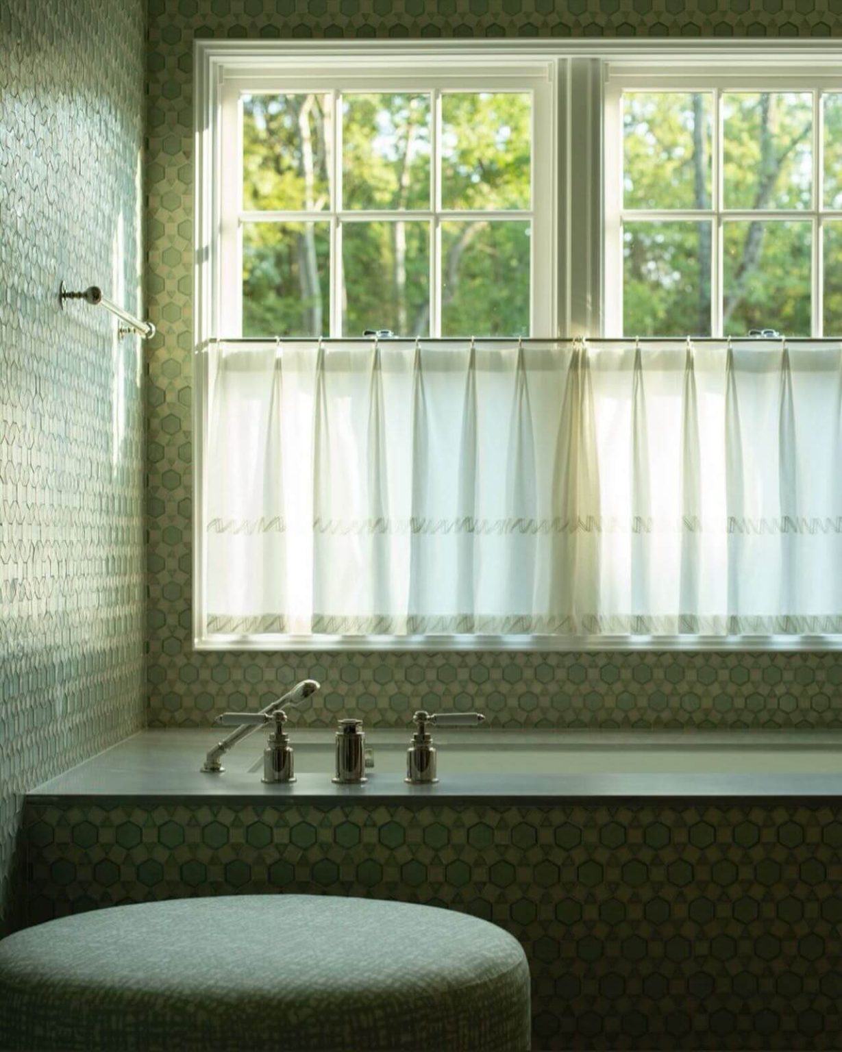 21+ Affordable Bathroom Window Privacy Ideas You'll Love - Evinco Design