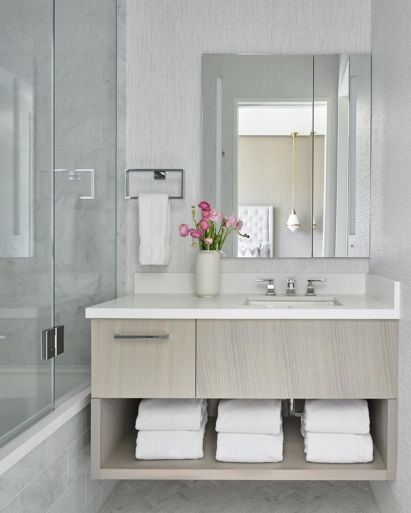 27+ Modern Bathroom Counter Decor Ideas with Glass Jars & Trays ...