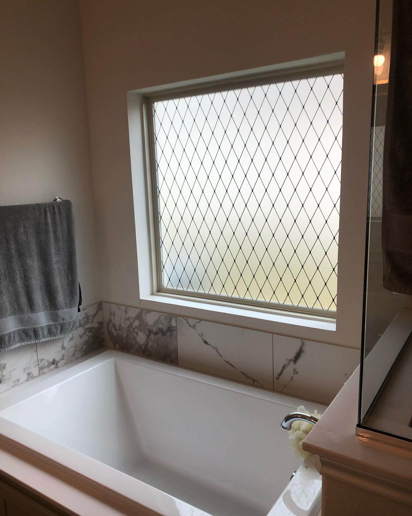 21+ Affordable Bathroom Window Privacy Ideas You'll Love - Evinco Design
