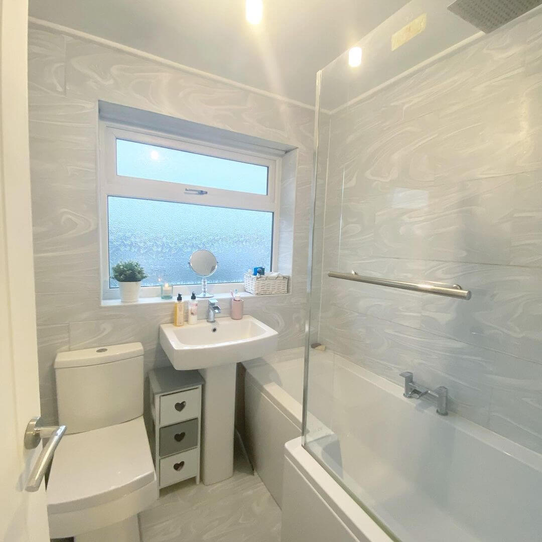 21+ Small Grey Bathroom Ideas to Maximize Space and Style - Evinco Design