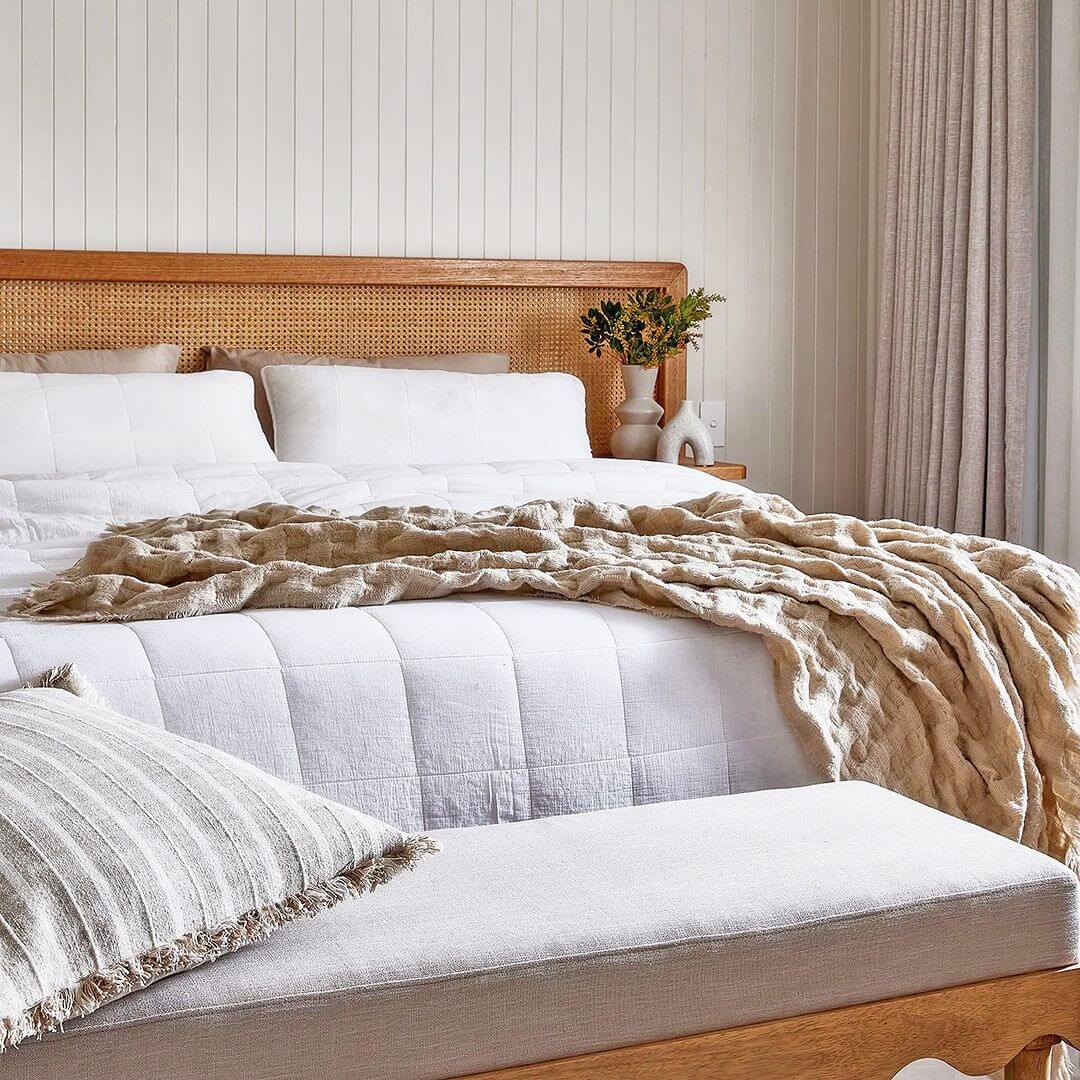 21+ Minimalist White Bedroom Ideas for a Cozy Retreat - Evinco Design