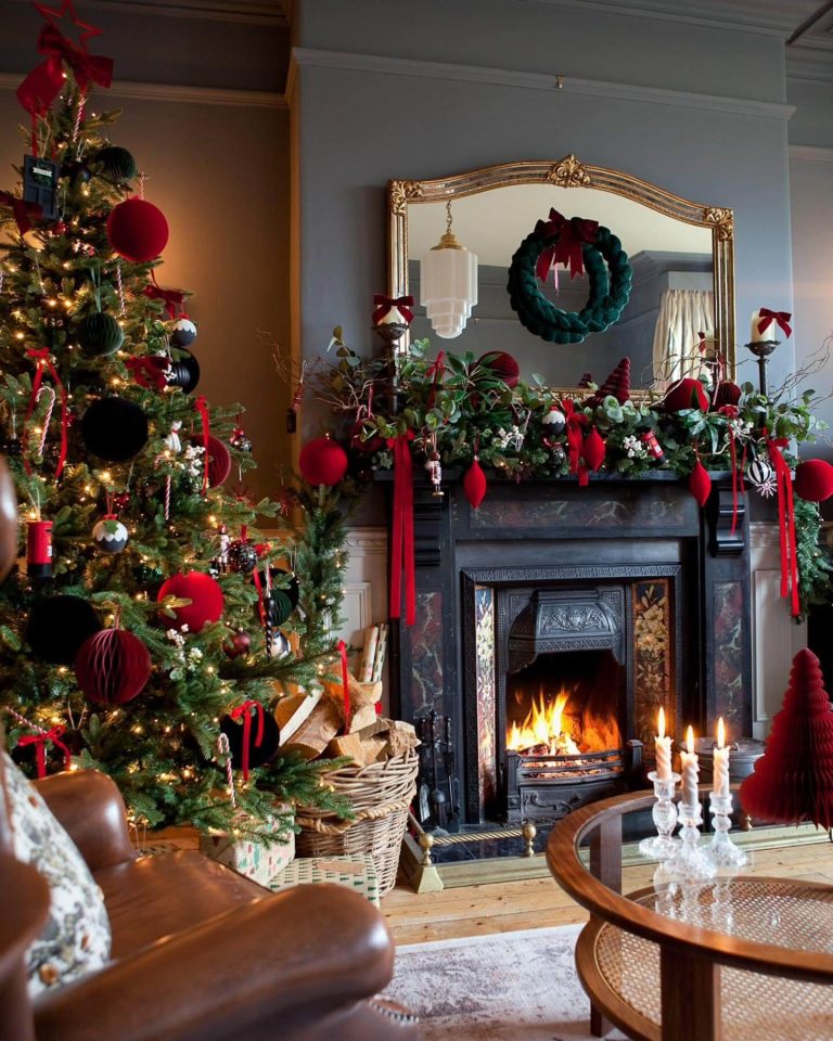 25+ Festive Christmas Fireplace Ideas to Warm Up Your Space