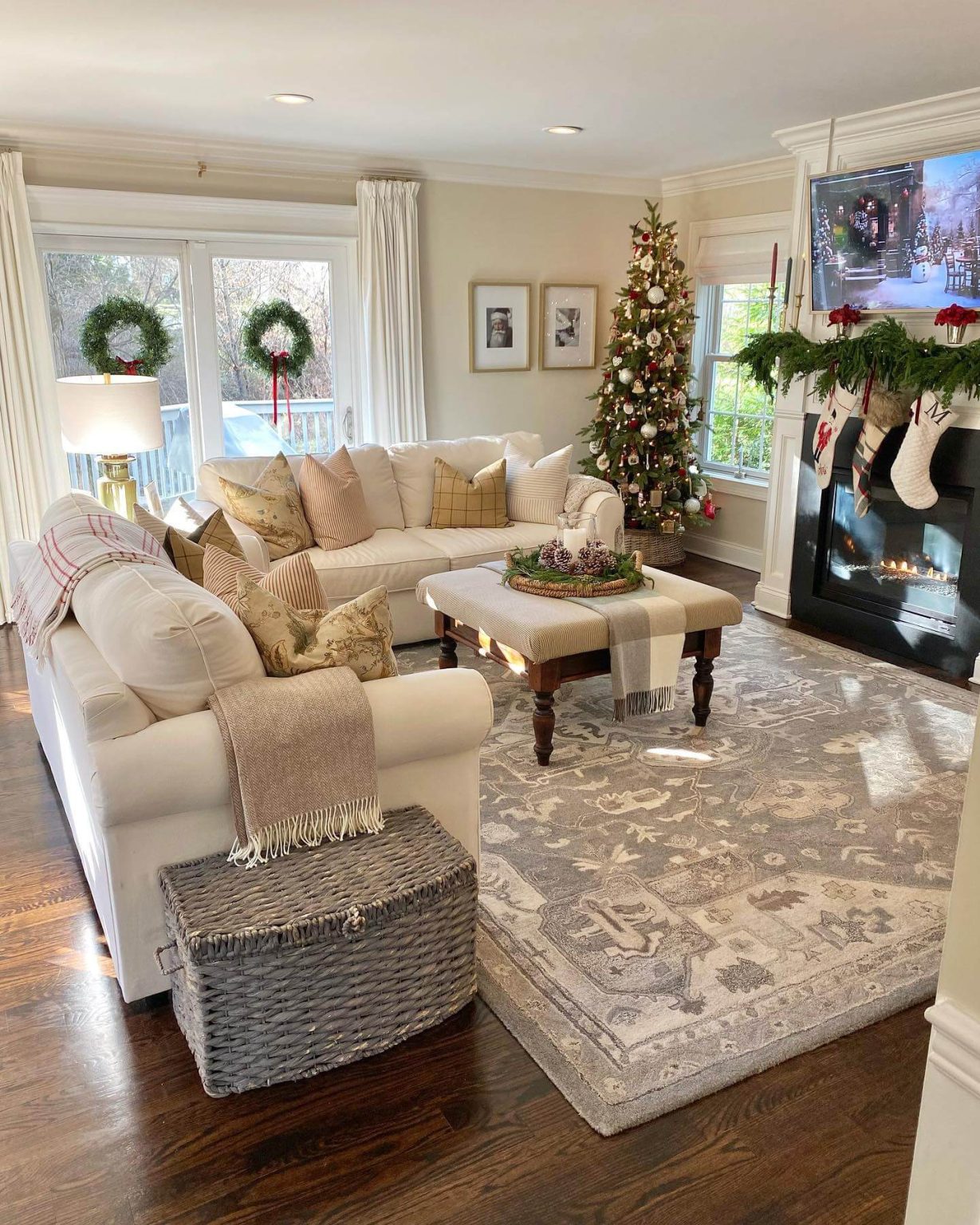 23 Cozy Christmas Living Room Decor Ideas for a Festive Home