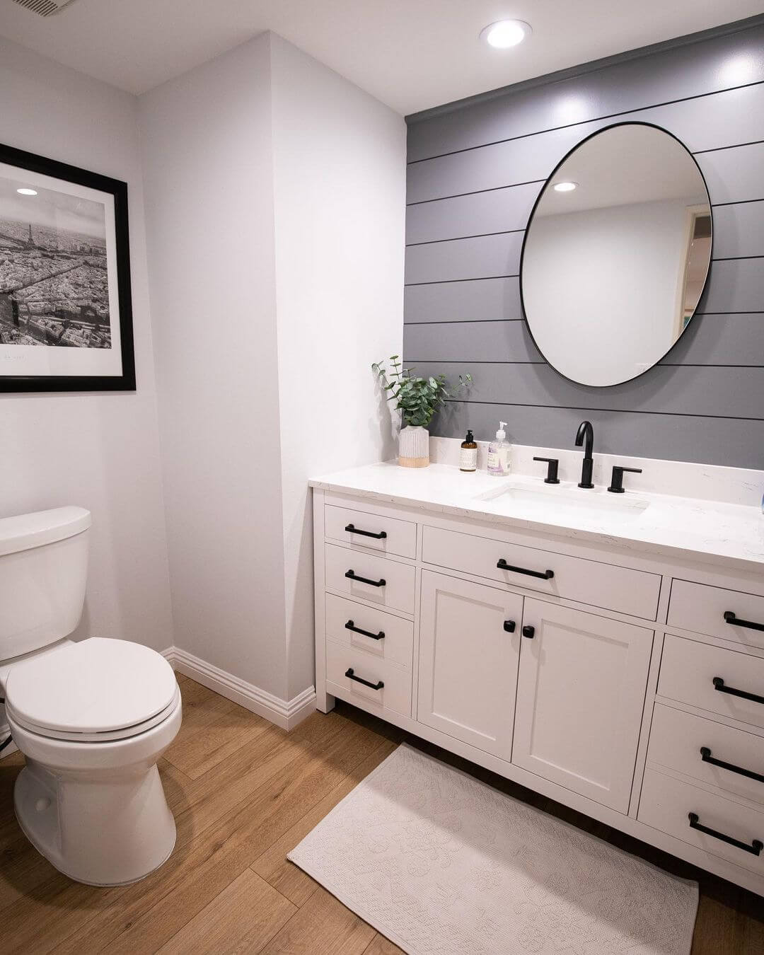 21+ Small Grey Bathroom Ideas to Maximize Space and Style - Evinco Design