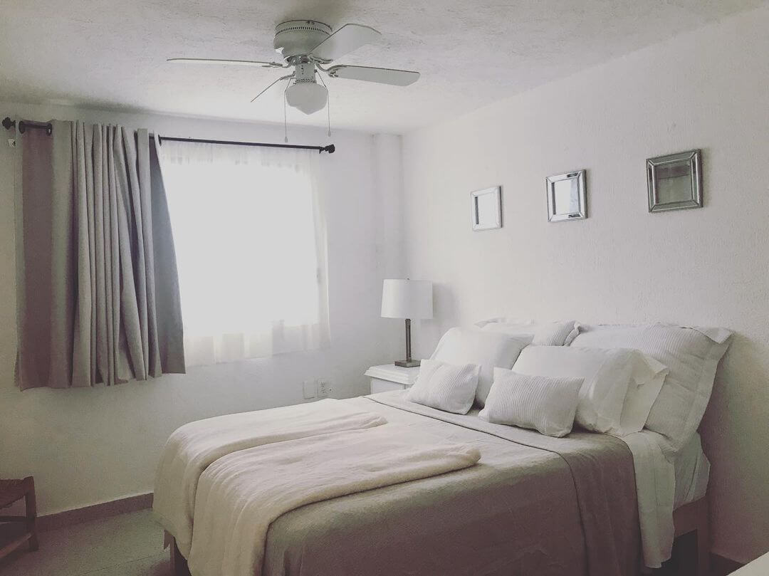 21+ Minimalist White Bedroom Ideas for a Cozy Retreat - Evinco Design