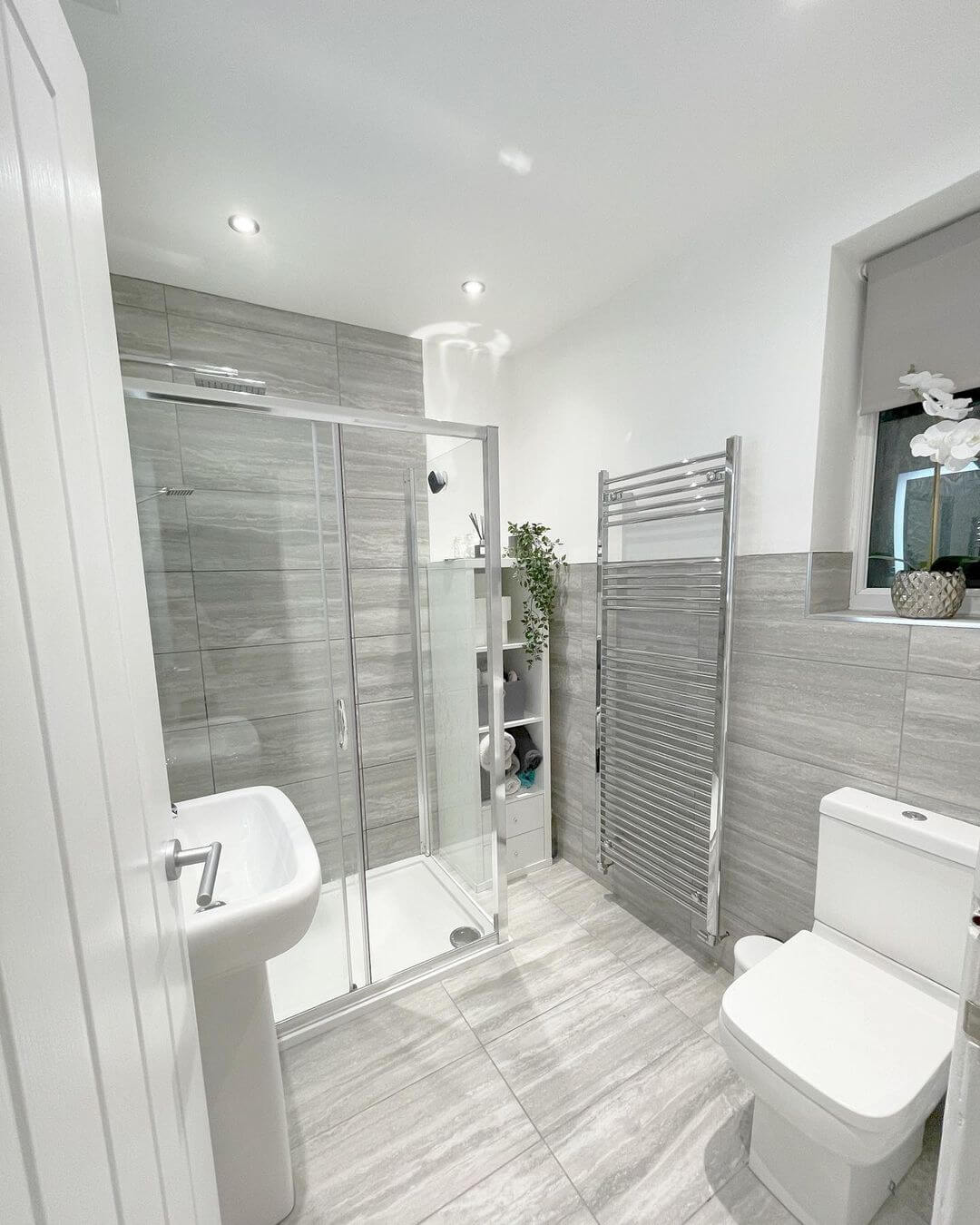 21+ Small Grey Bathroom Ideas to Maximize Space and Style - Evinco Design