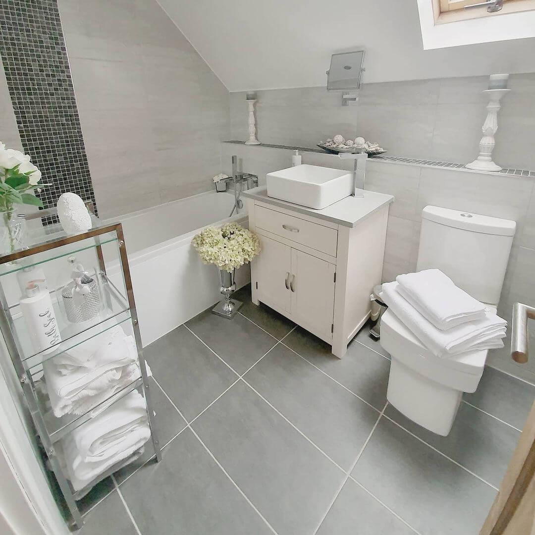 21+ Small Grey Bathroom Ideas to Maximize Space and Style - Evinco Design