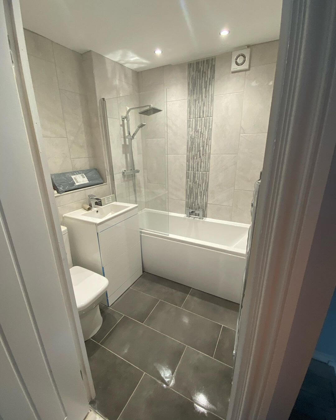 21+ Small Grey Bathroom Ideas to Maximize Space and Style - Evinco Design