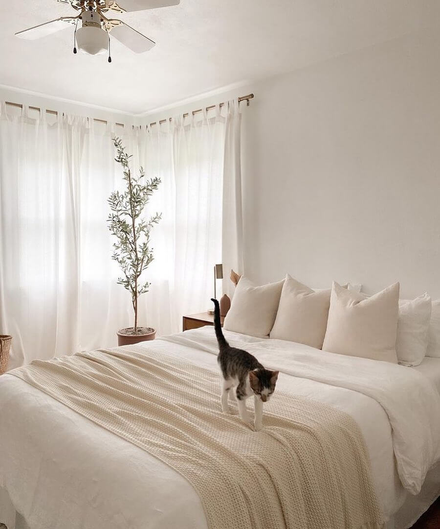 21+ Minimalist White Bedroom Ideas for a Cozy Retreat - Evinco Design