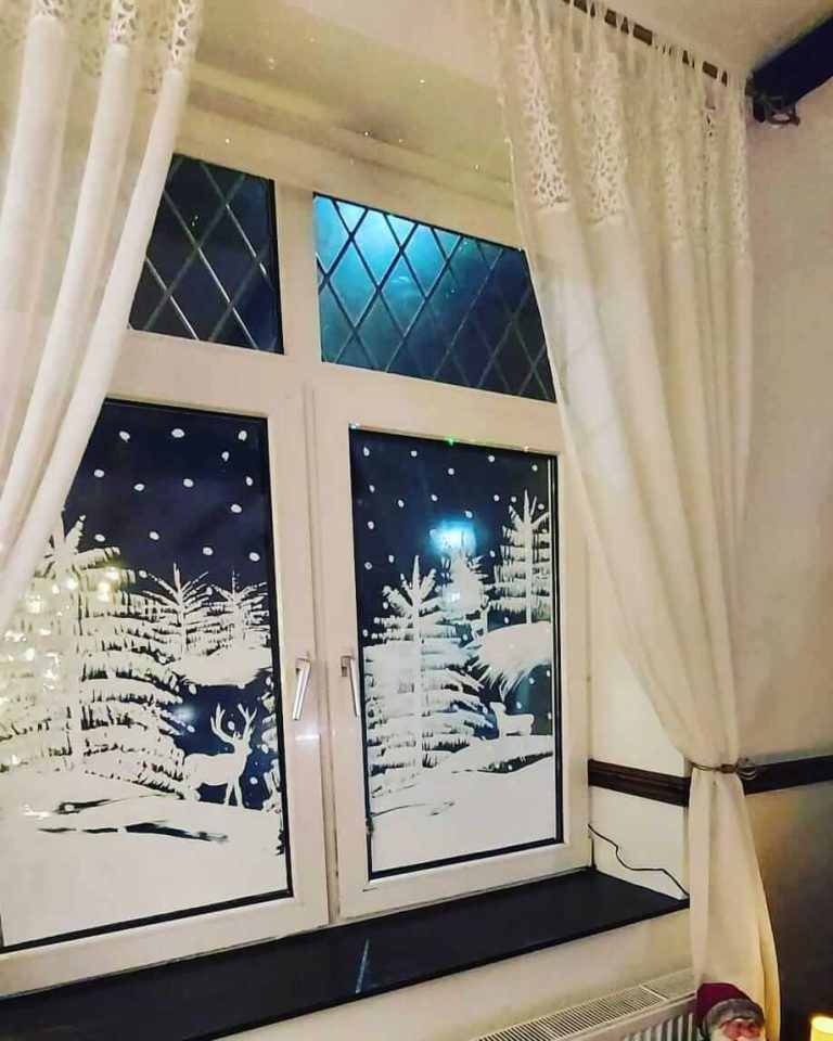 23+ Festive Christmas Window Decor Ideas to Brighten Up Your Home