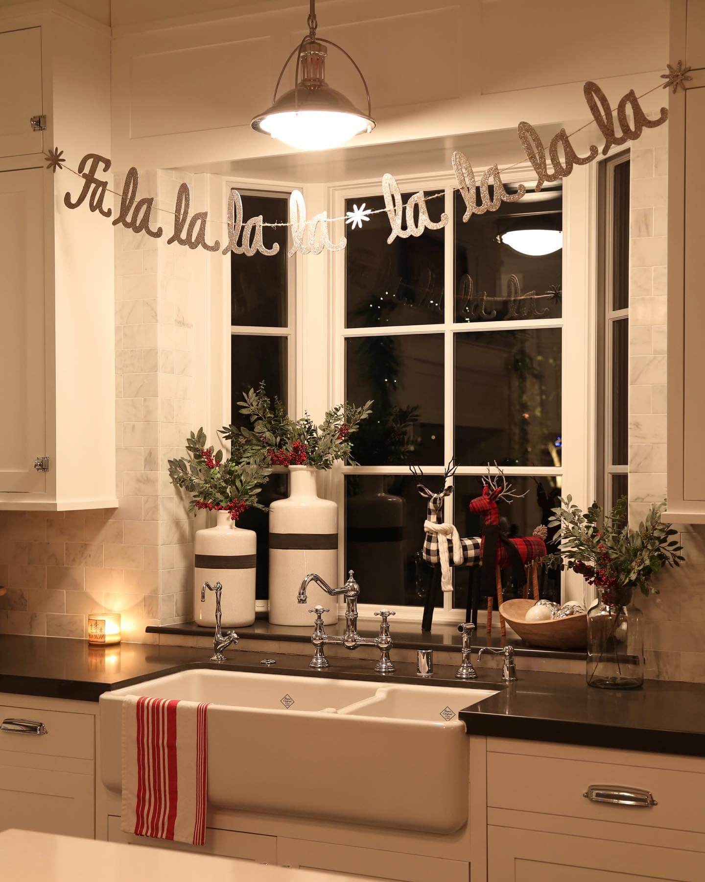 23+ Festive Christmas Window Decor Ideas to Brighten Up Your Home