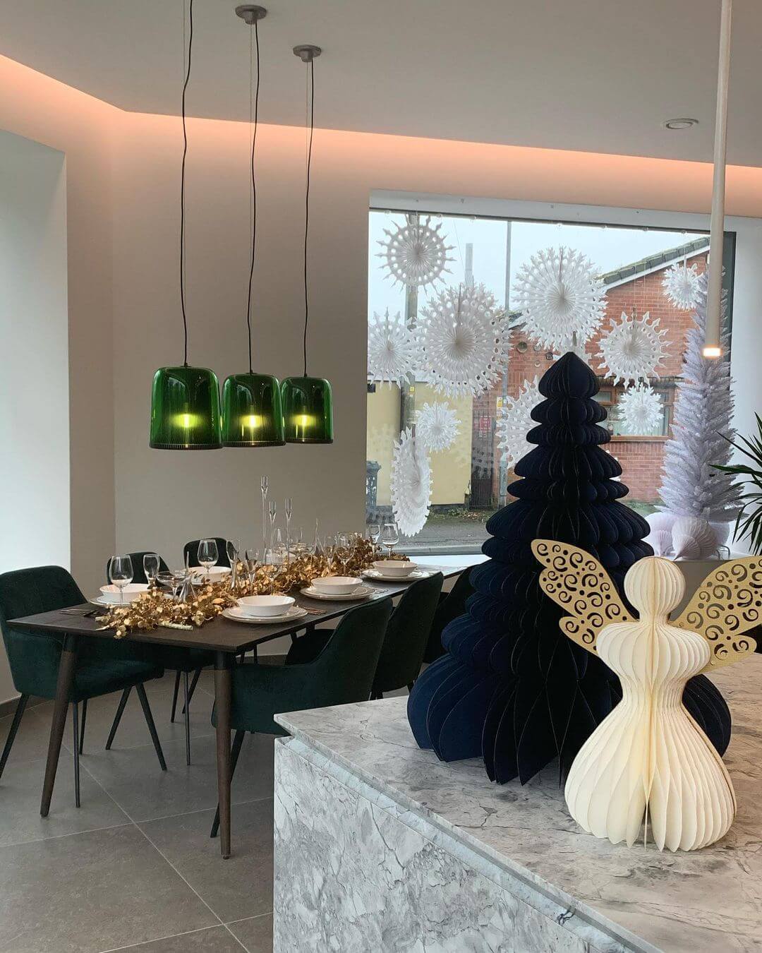 23+ Festive Christmas Window Decor Ideas to Brighten Up Your Home