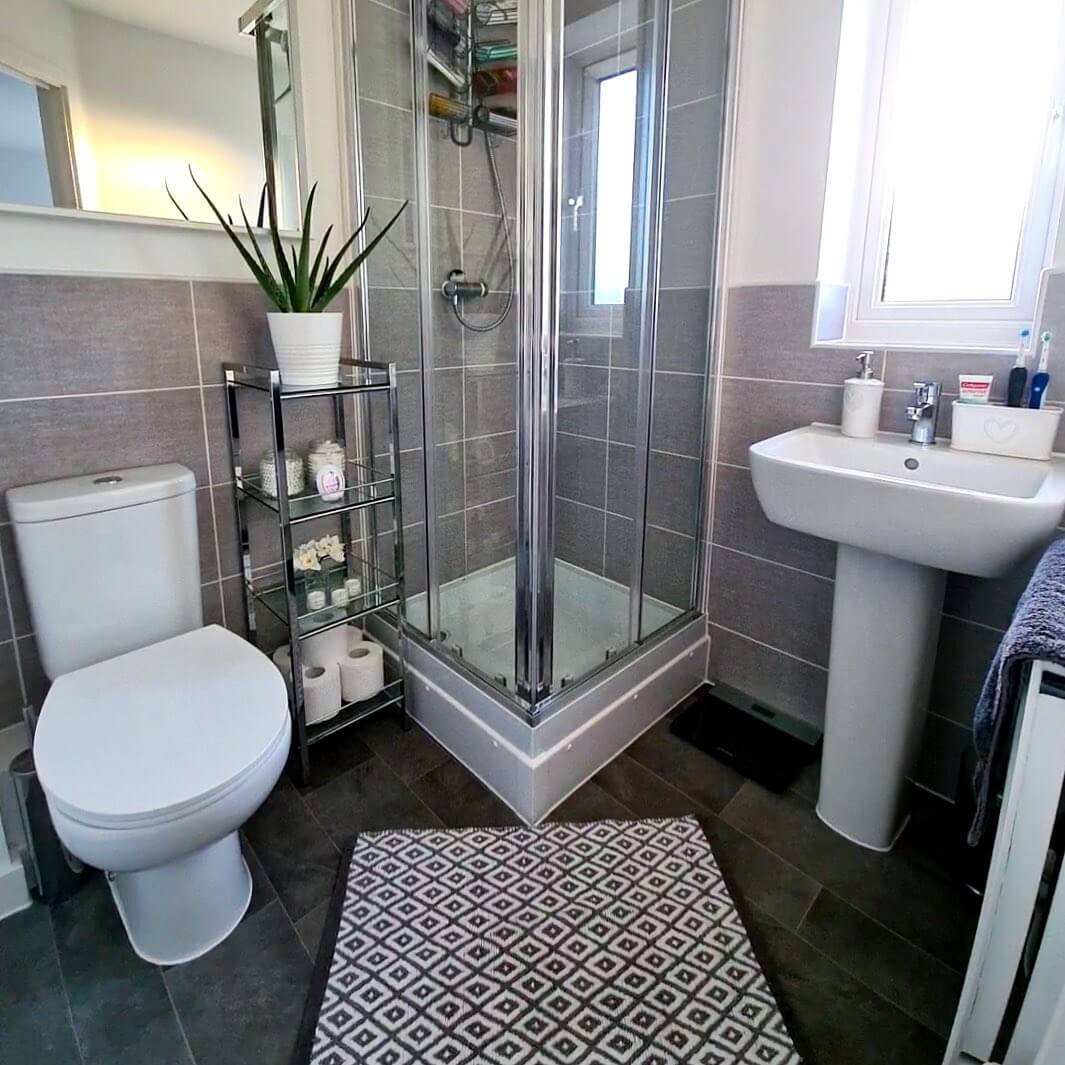 25+ Grey And White Bathroom Ideas: Balancing Minimalism with Comfort ...