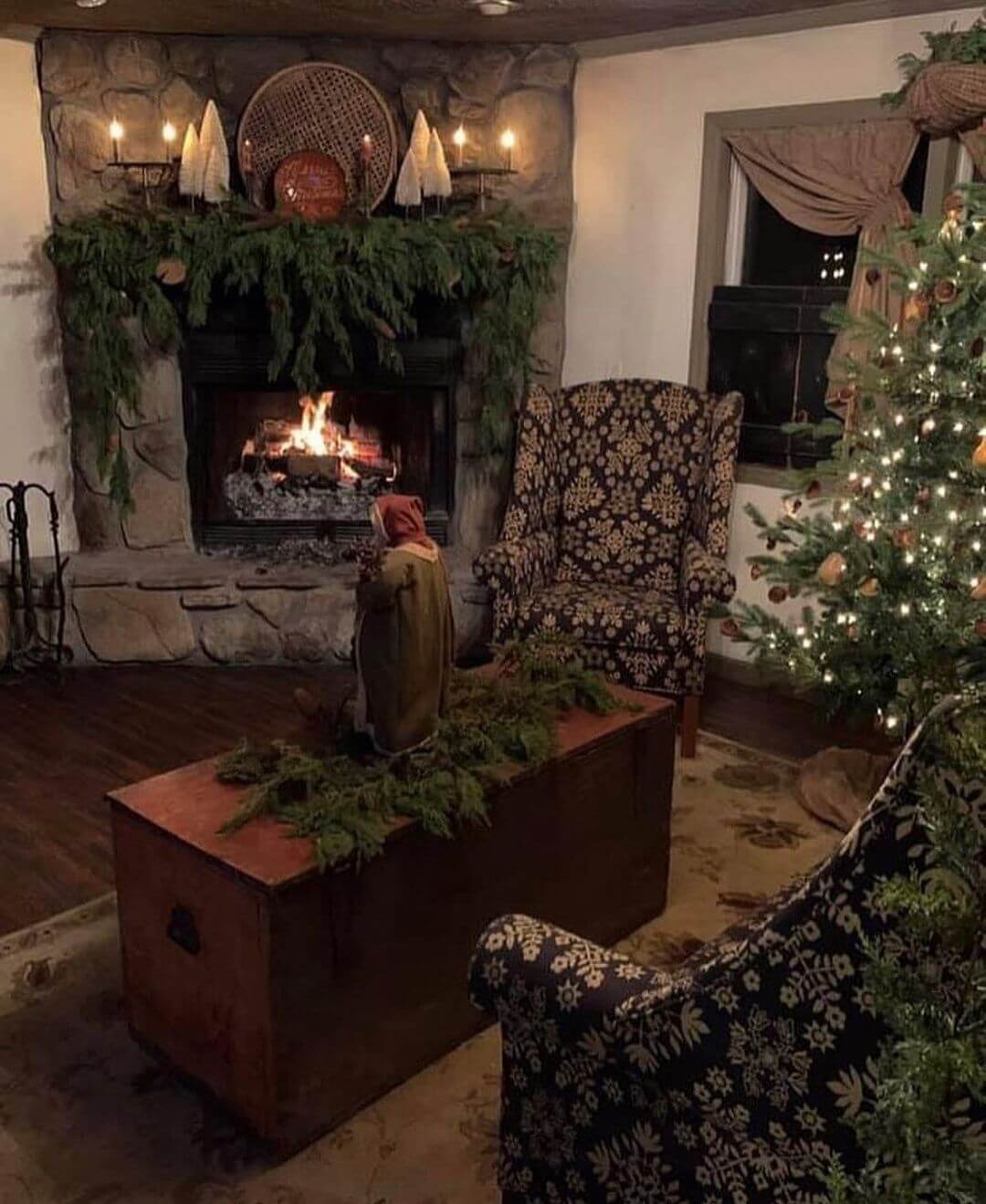 25+ Festive Christmas Fireplace Ideas to Warm Up Your Space