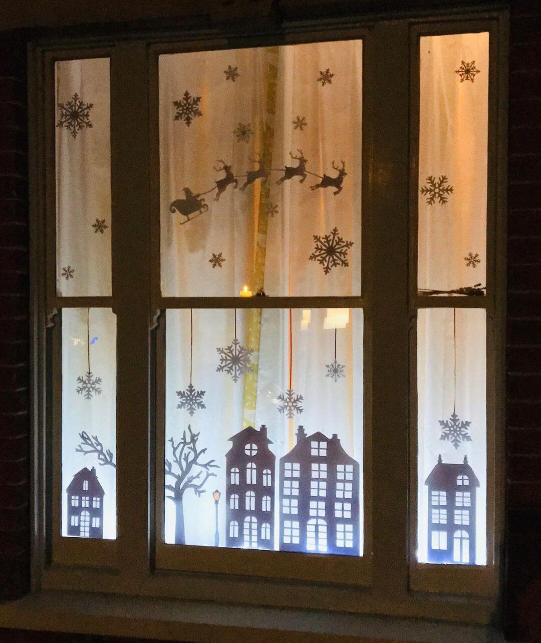 23+ Festive Christmas Window Decor Ideas to Brighten Up Your Home