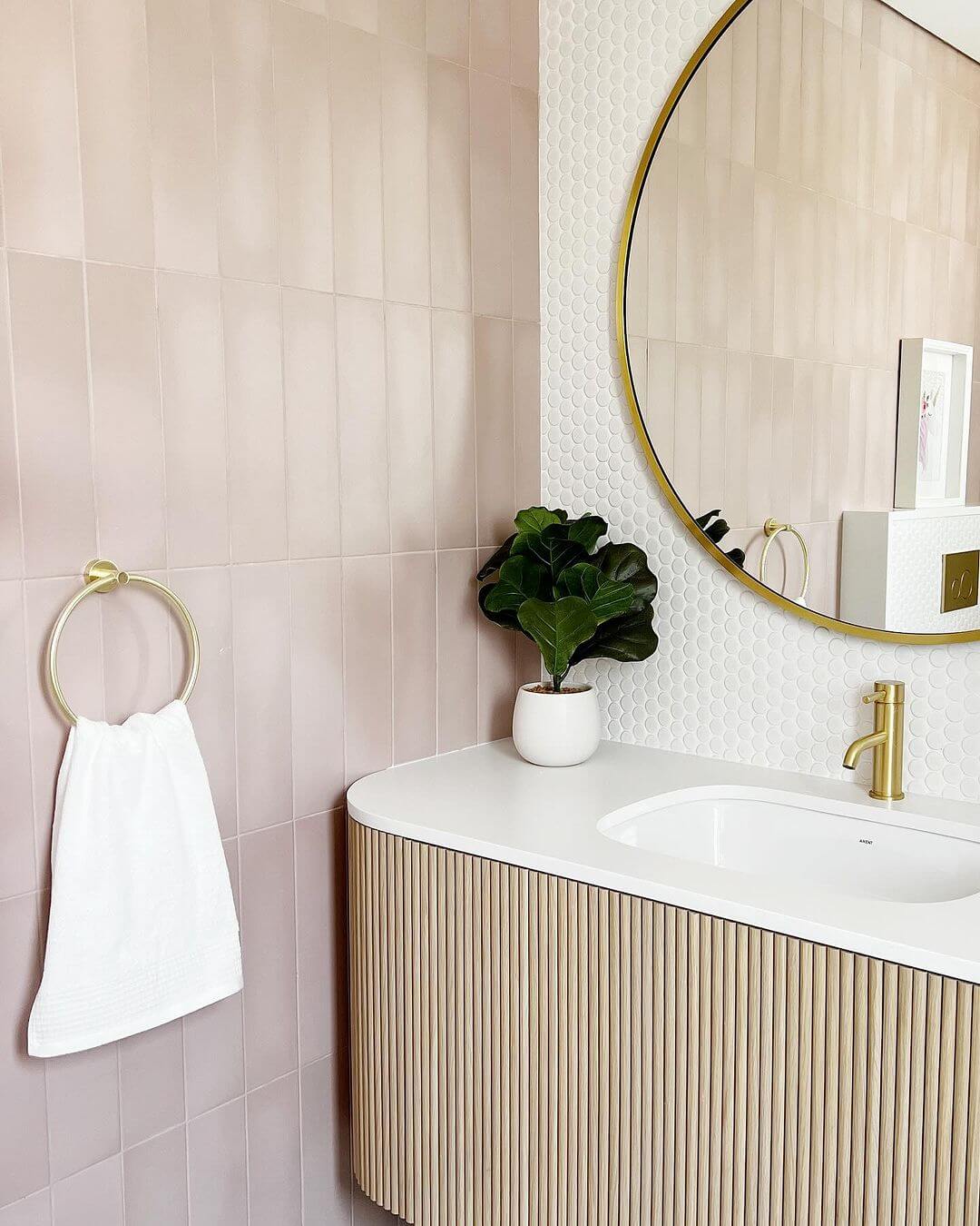 24+ Aesthetic Pink Bathroom Decor for Small Spaces - Evinco Design