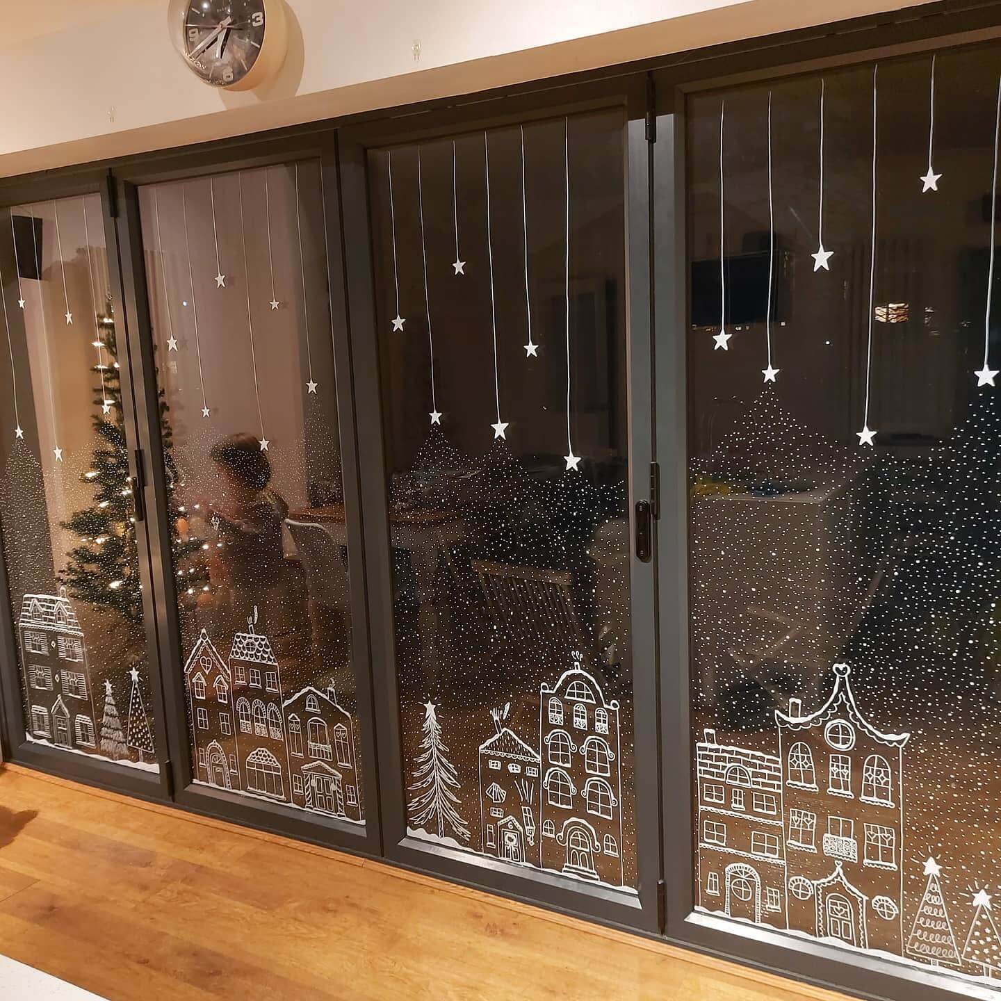 23+ Festive Christmas Window Decor Ideas to Brighten Up Your Home