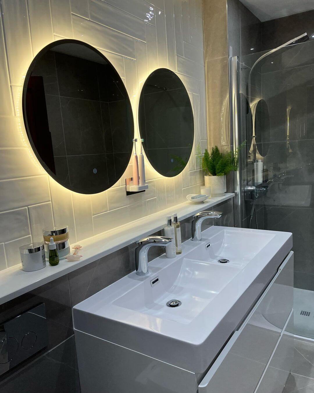 17 Stunning Bathroom Mirror Ideas for Single & Double Sinks - Evinco Design