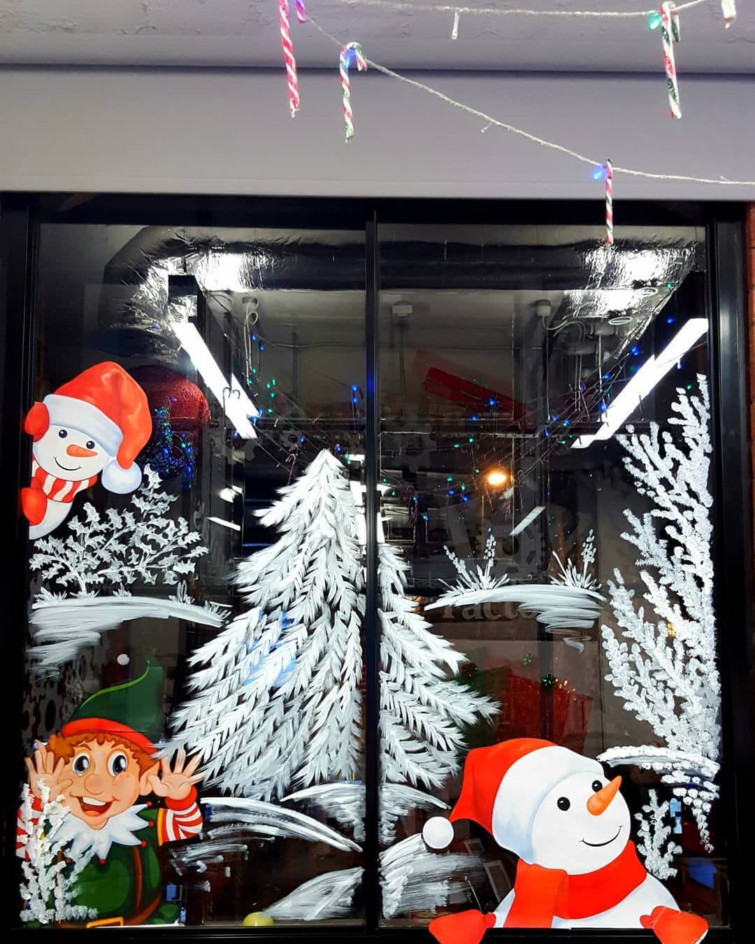 23+ Festive Christmas Window Decor Ideas to Brighten Up Your Home