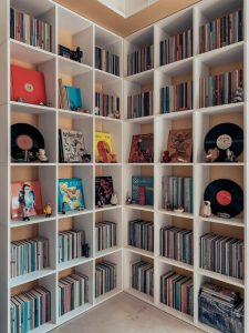 21+ Small Library Room Ideas to Maximize Space & Style