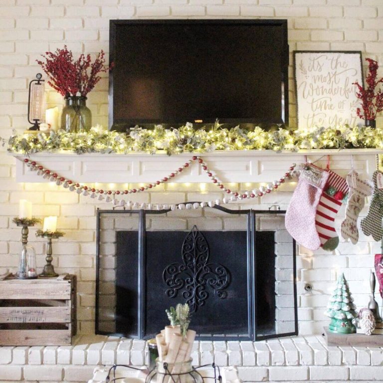 22+ Creative Christmas Mantle Decor Ideas for a Picture-Perfect Setup