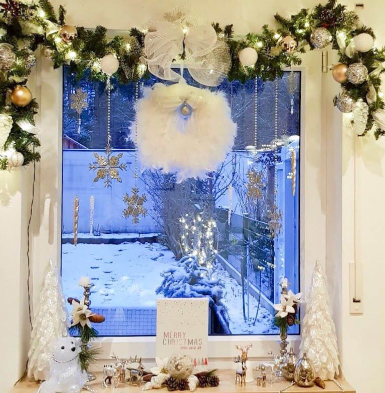 23+ Festive Christmas Window Decor Ideas to Brighten Up Your Home