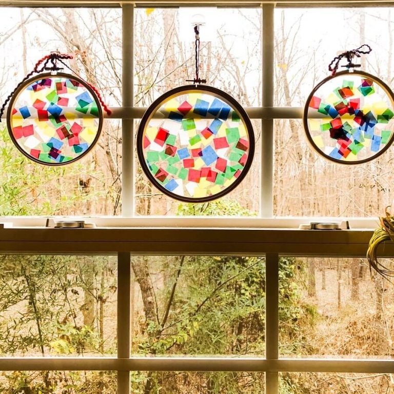 23+ Festive Christmas Window Decor Ideas to Brighten Up Your Home