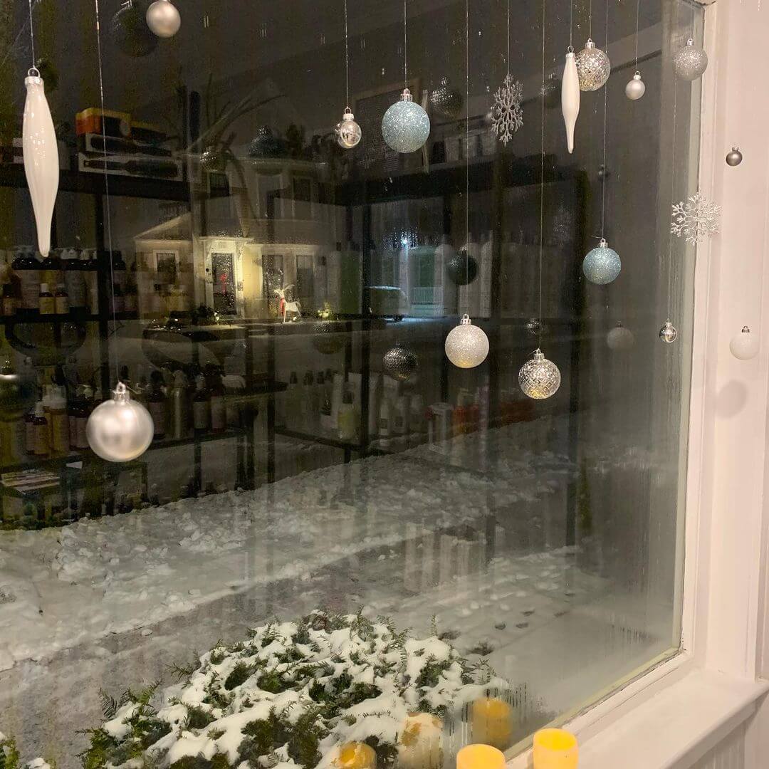 23+ Festive Christmas Window Decor Ideas to Brighten Up Your Home