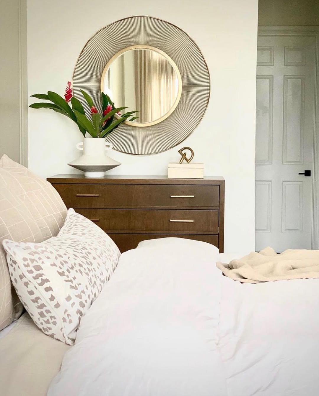 29+ Bedroom Mirror Ideas for a Chic & Elegant Look