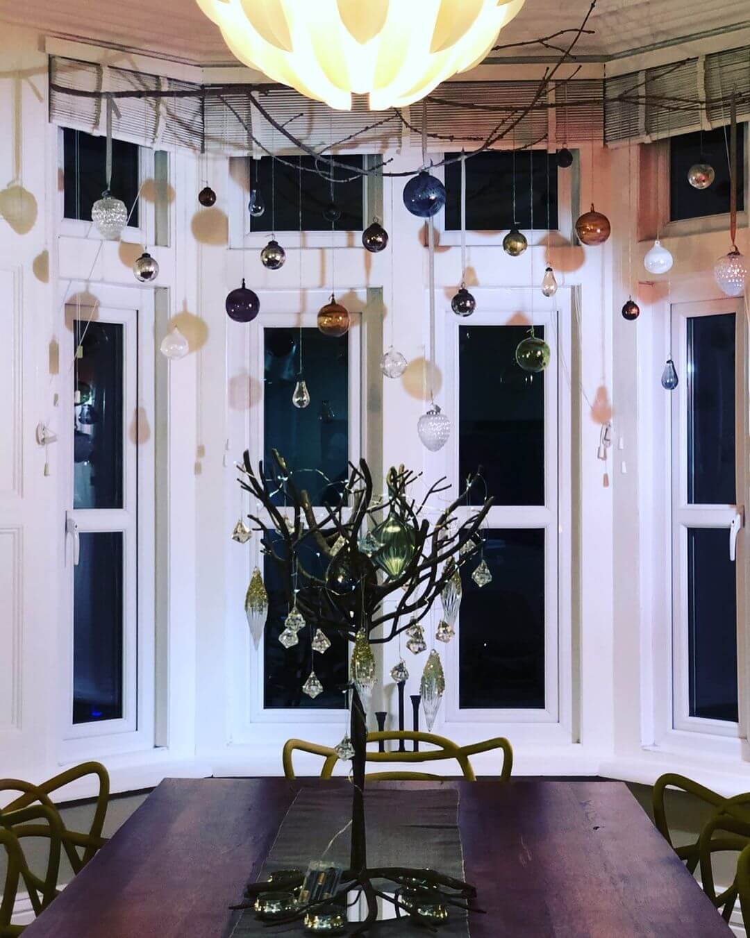 23+ Festive Christmas Window Decor Ideas to Brighten Up Your Home