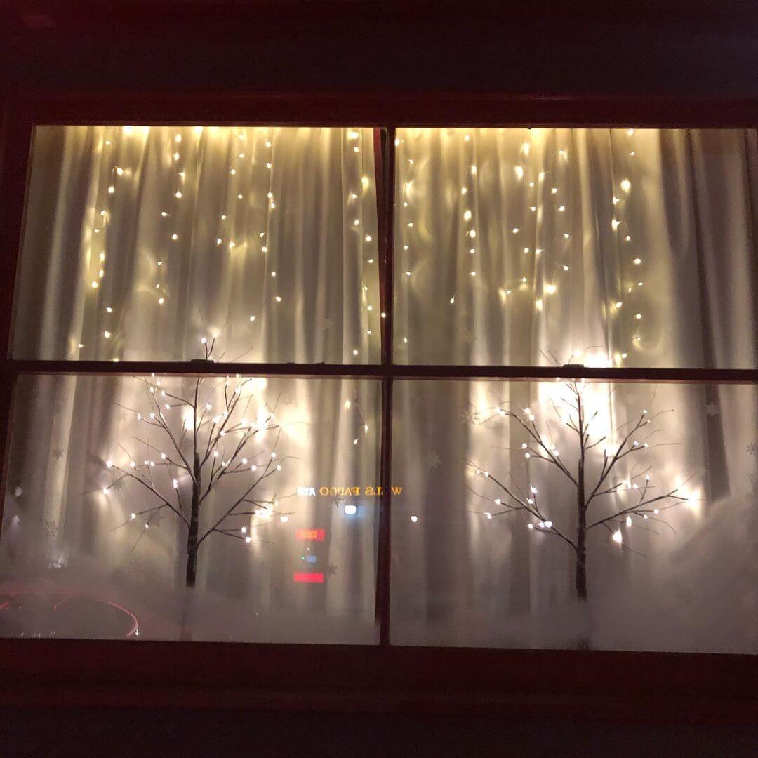 23+ Festive Christmas Window Decor Ideas to Brighten Up Your Home
