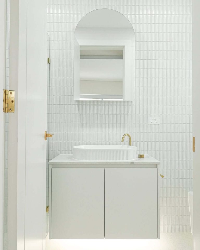 27+ Best White Bathroom Designs for a Clean & Chic Aesthetic