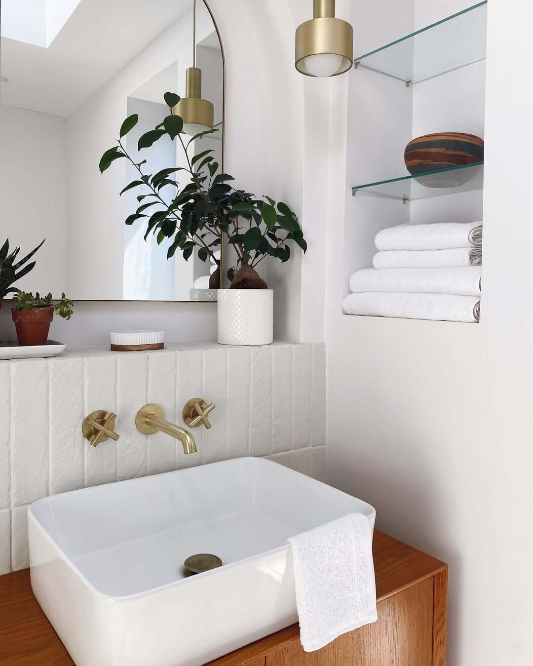 27+ Best White Bathroom Designs for a Clean & Chic Aesthetic