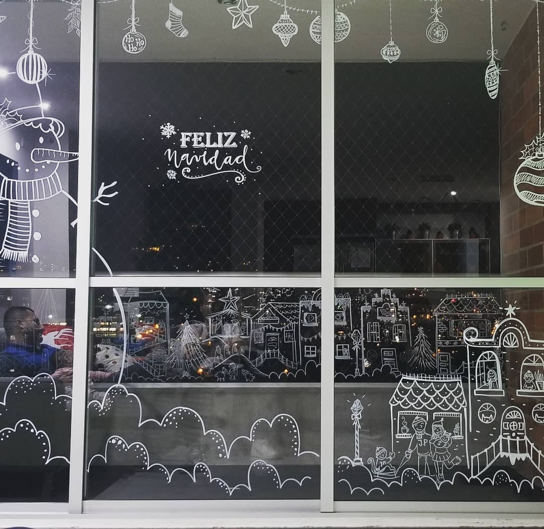 23+ Festive Christmas Window Decor Ideas to Brighten Up Your Home