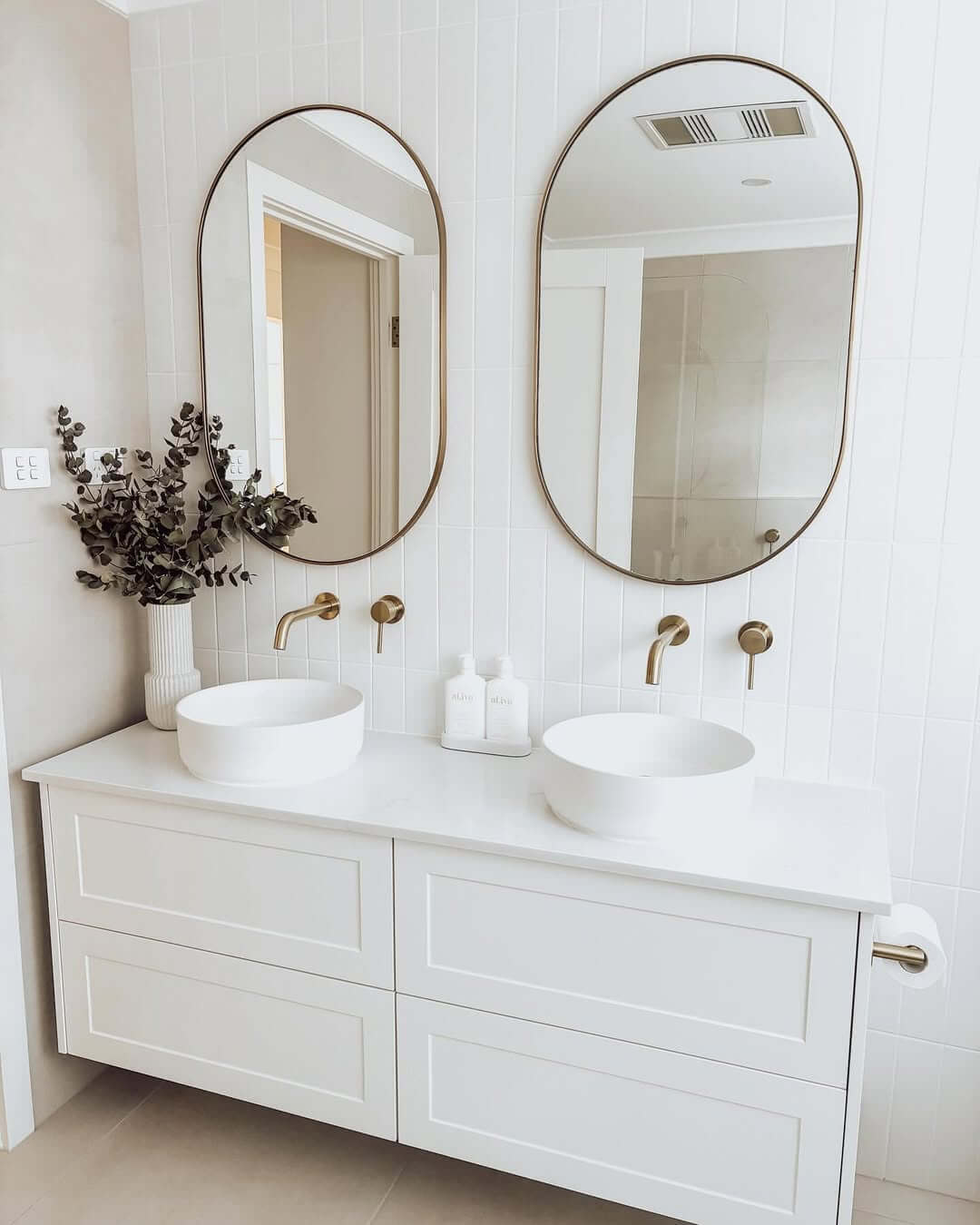 27+ Best White Bathroom Designs for a Clean & Chic Aesthetic