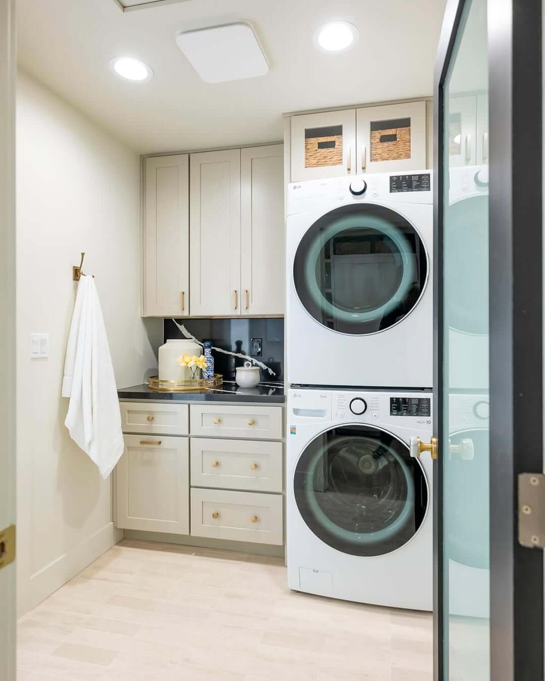 31+ Laundry Room Cabinet Ideas for a Chic & Organized Space