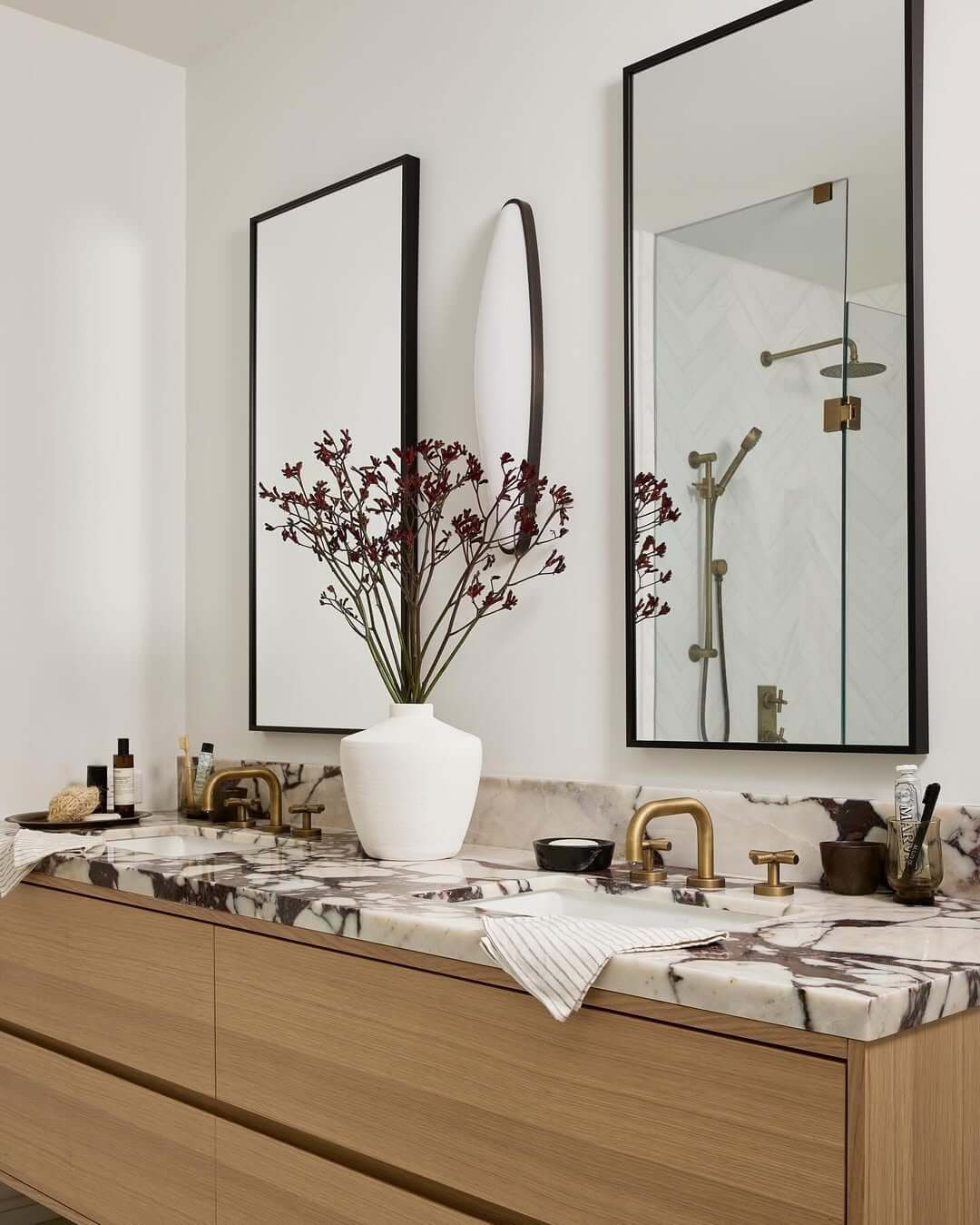 19+ Small Bathroom Vanities for a Functional & Elegant Look