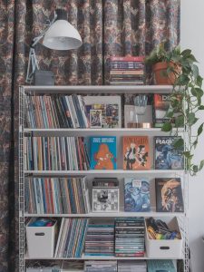 21+ Small Library Room Ideas to Maximize Space & Style