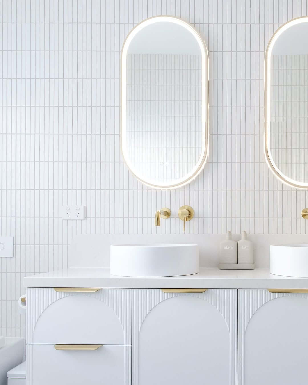 27+ Best White Bathroom Designs for a Clean & Chic Aesthetic