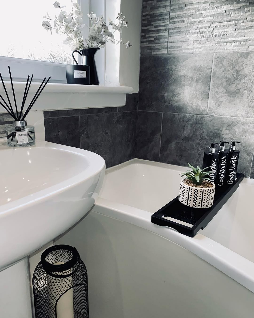 25+ Black Bathroom Hardware Ideas to Elevate Your Space