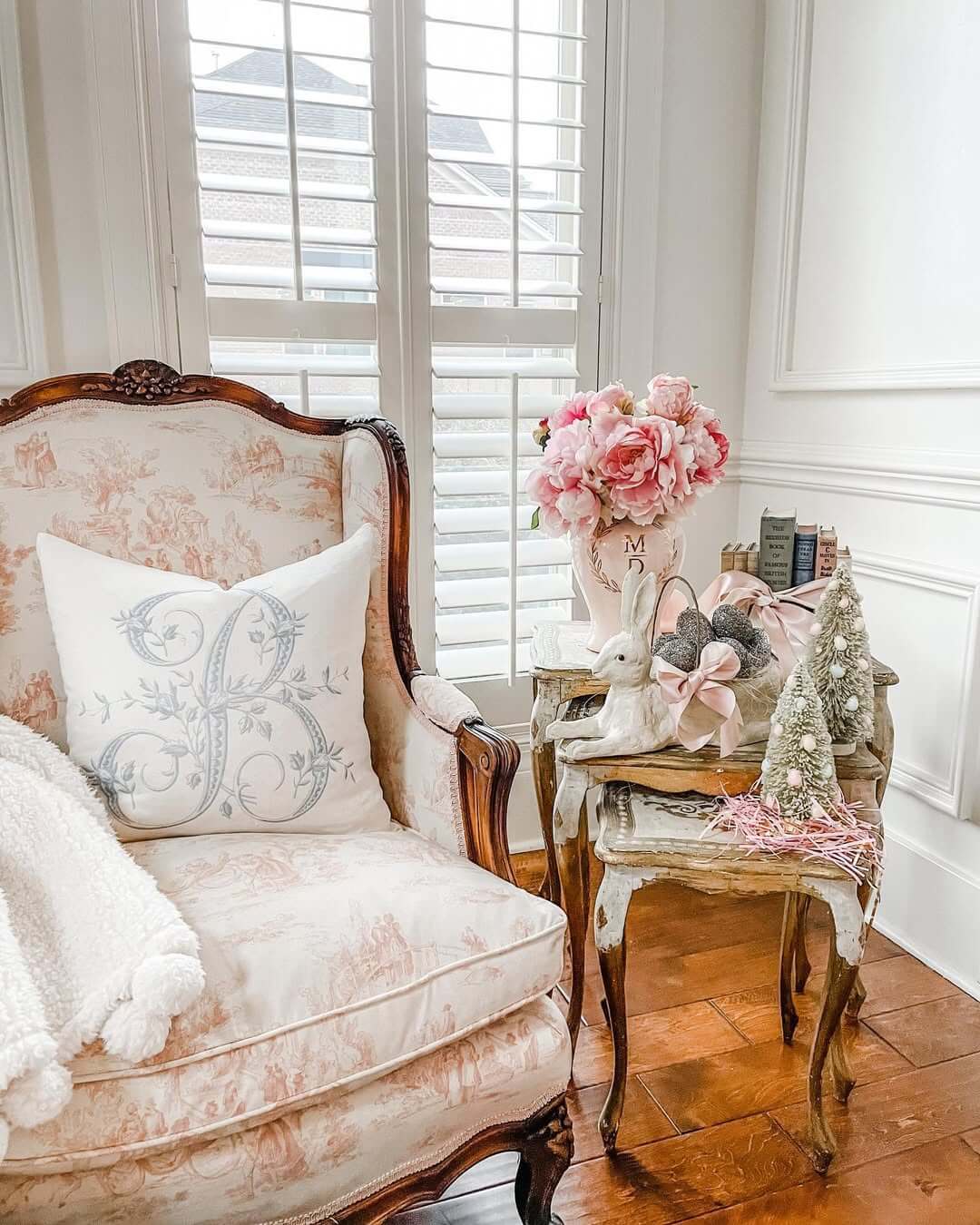 Best 27+ Living Room Corner Designs for Storage & Decor