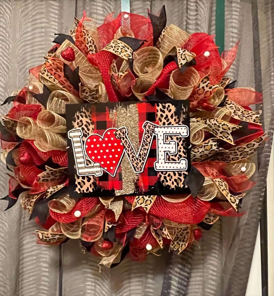 15+ Stunning Valentine Wreaths to Spruce Up Your Love Nest