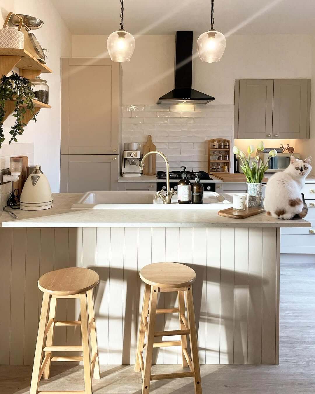 41+ Stylish Breakfast Bar Ideas to Elevate Your Kitchen - Evinco Design