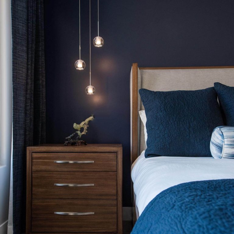 33 Navy Blue Bedroom Ideas That Redefine Elegance and Comfort - Evinco ...